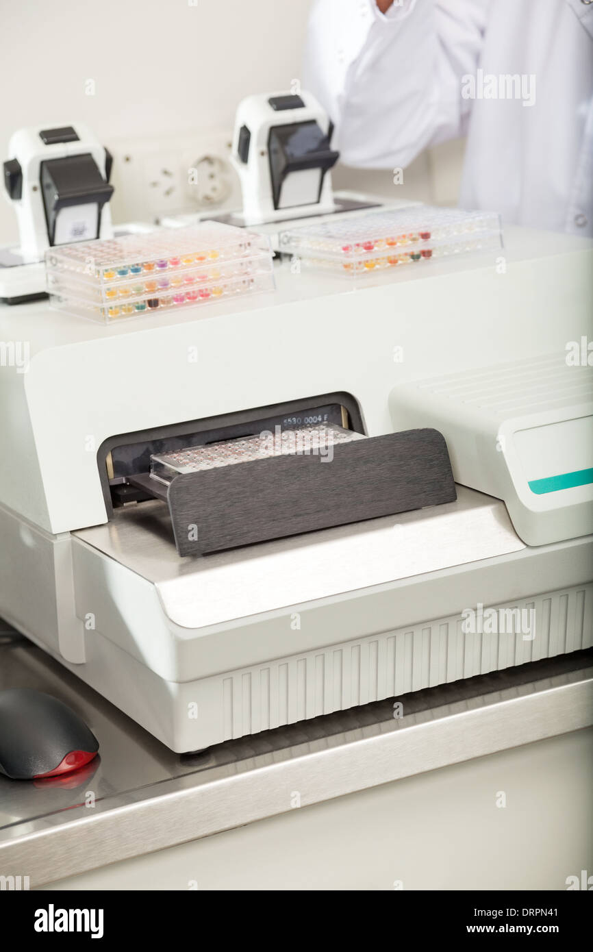 Microplates on analyzer in lab hi-res stock photography and images - Alamy