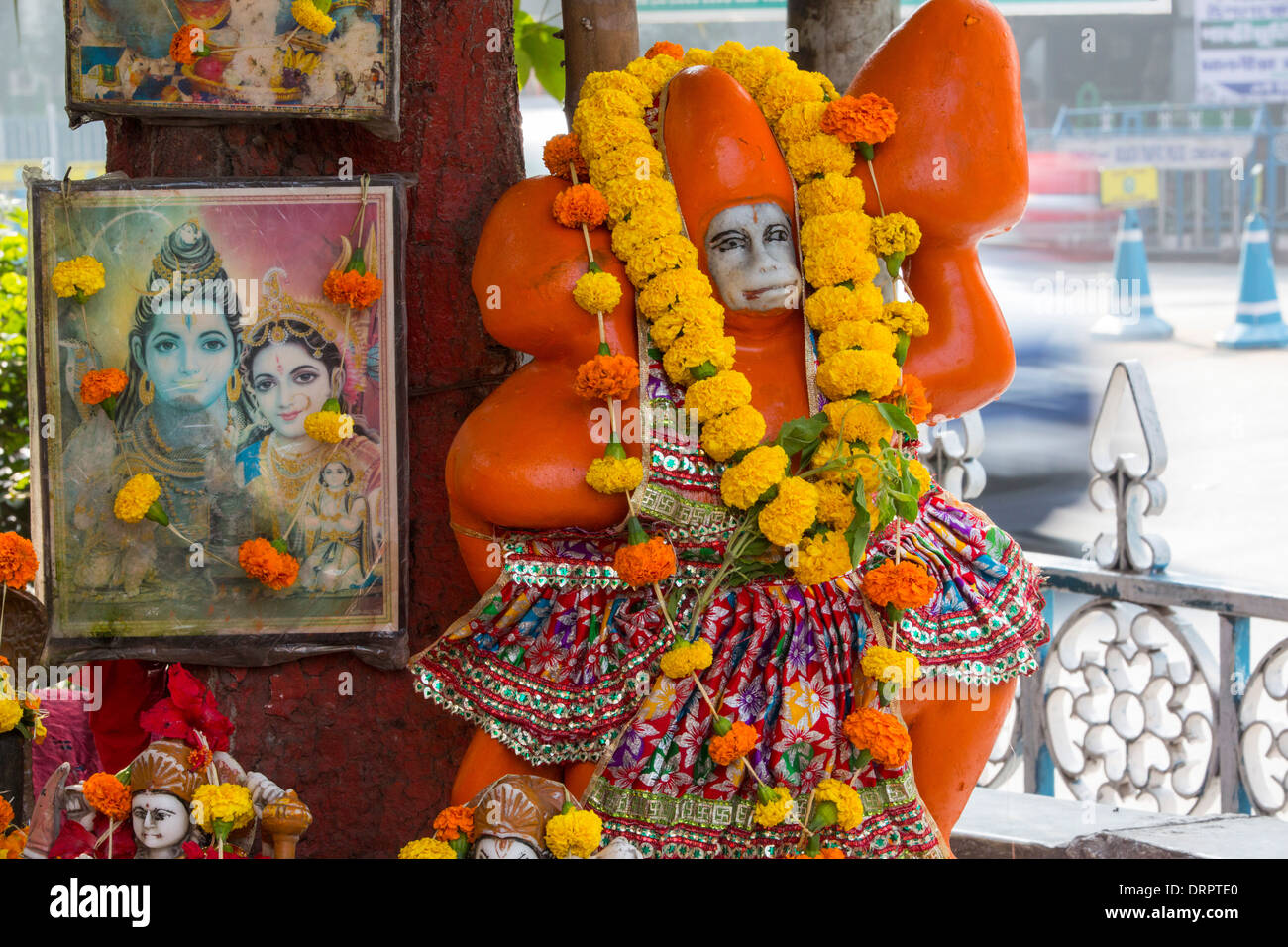 Roadside hindu shrine hi-res stock photography and images - Alamy