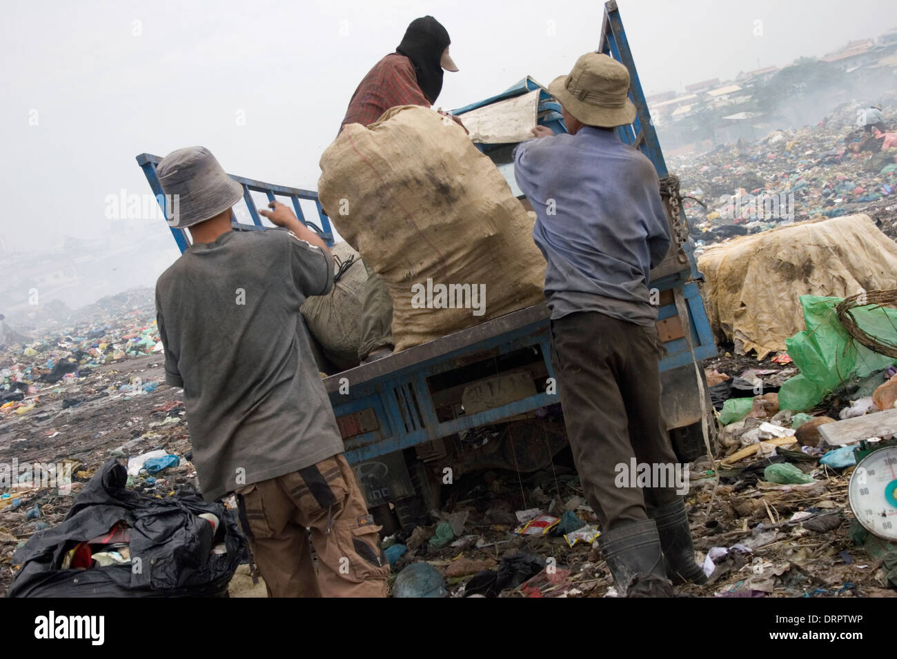 Asia recycling asia poverty human scavenger human scavengers hi-res ...