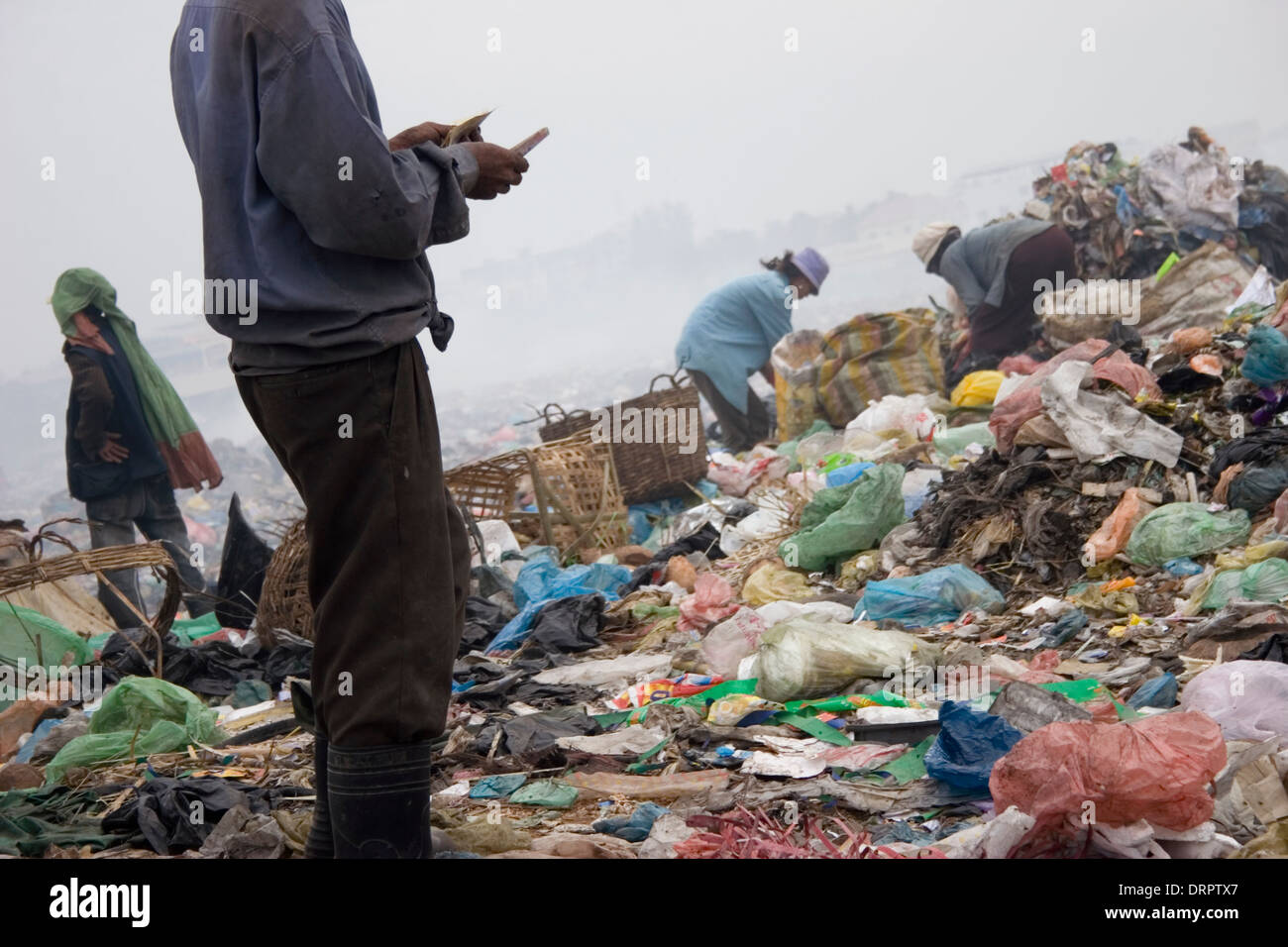 A scavenger man is counting his money at the toxic and polluted Stung ...