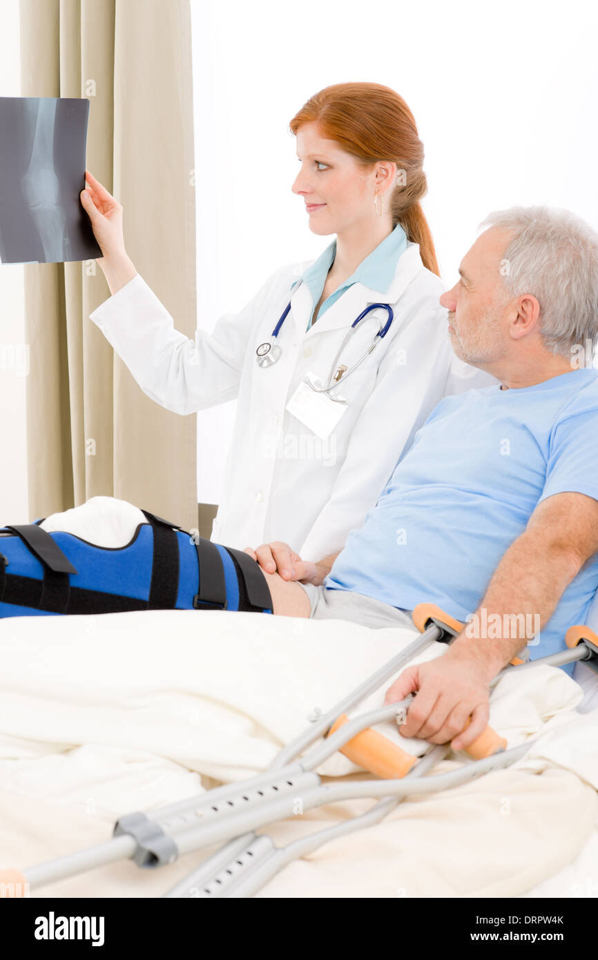 Hospital - female doctor patient broken leg Stock Photo - Alamy
