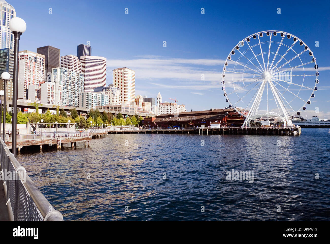 The Seattle Great Wheel ferris wheel and the Waterfront Park, Alaskan ...
