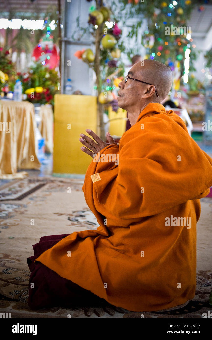 Myanmar, Yangon, Chaukhtatgyi paya, monk Stock Photo - Alamy