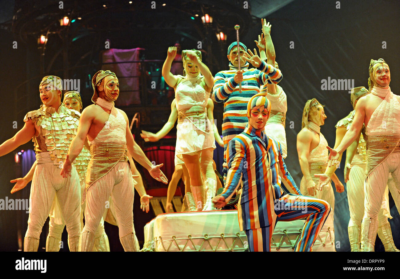 Acrobats from cirque du soleil hi-res stock photography and images - Alamy