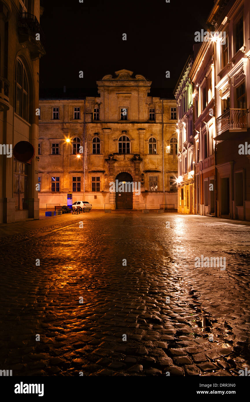 Empty old town square night hi-res stock photography and images - Alamy