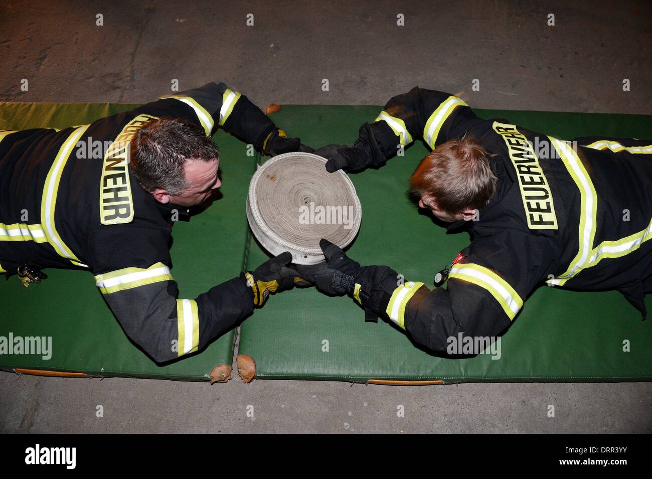 Feuerwehrmann und helm hi-res stock photography and images - Alamy