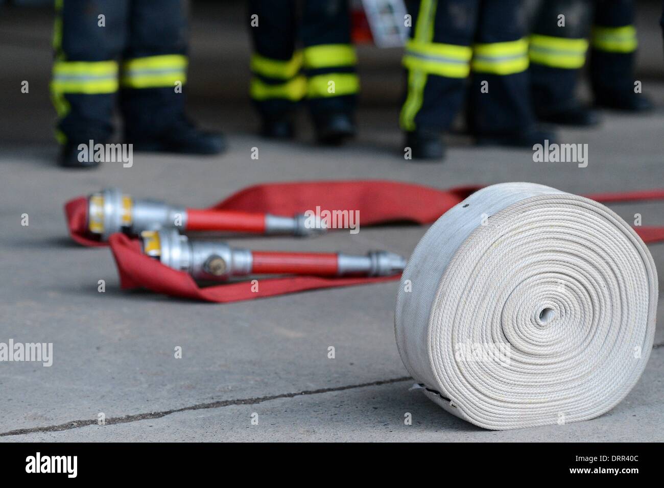 Feuerwehrleute in ausbildung hi-res stock photography and images - Alamy