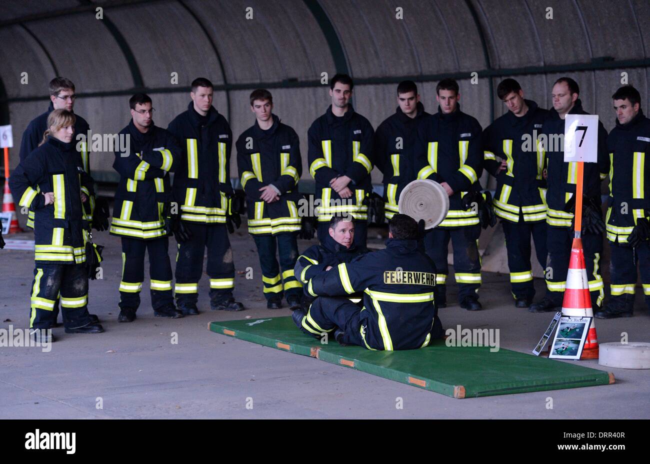 Feuerwehrmann und helm hi-res stock photography and images - Alamy