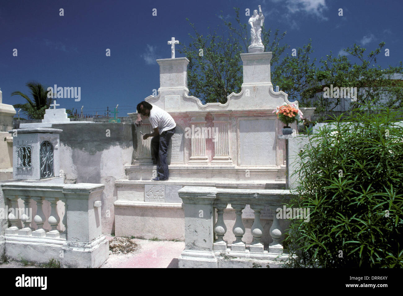 Tomb cleaning hi-res stock photography and images - Alamy