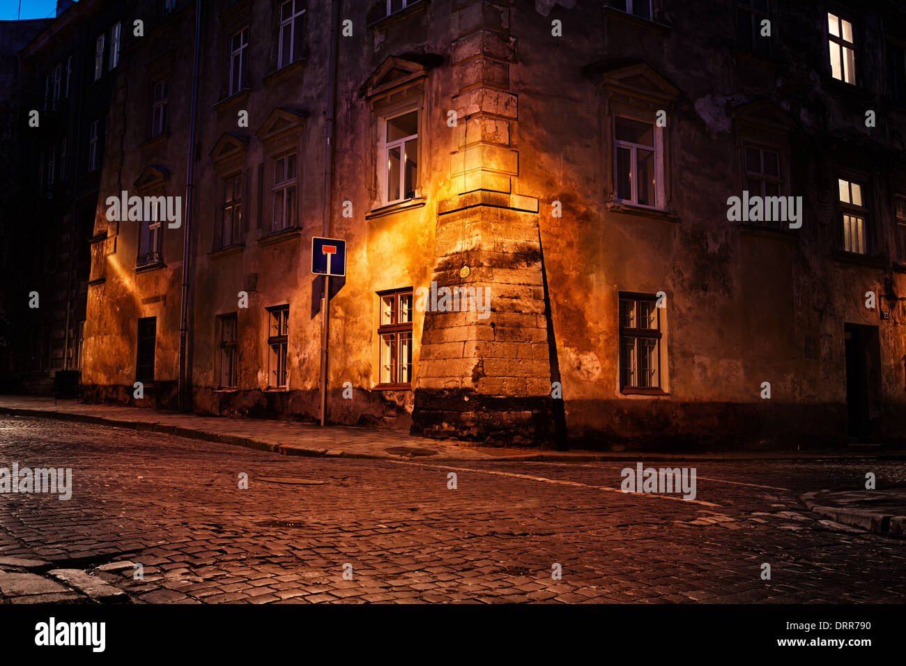Empty old town square night hi-res stock photography and images - Alamy