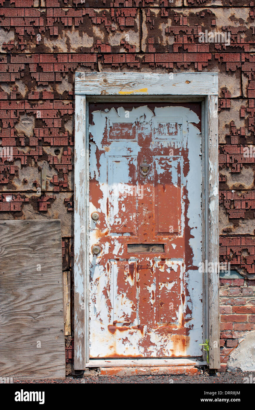 Wooden door in a brick building Stock Photo - Alamy
