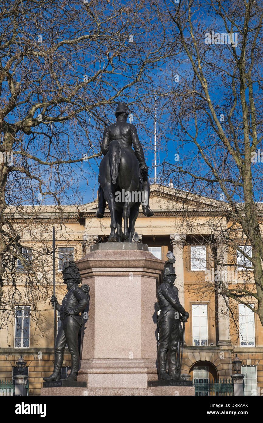 Statue of the Duke of Wellington in front of the Wellington Museum Hyde ...
