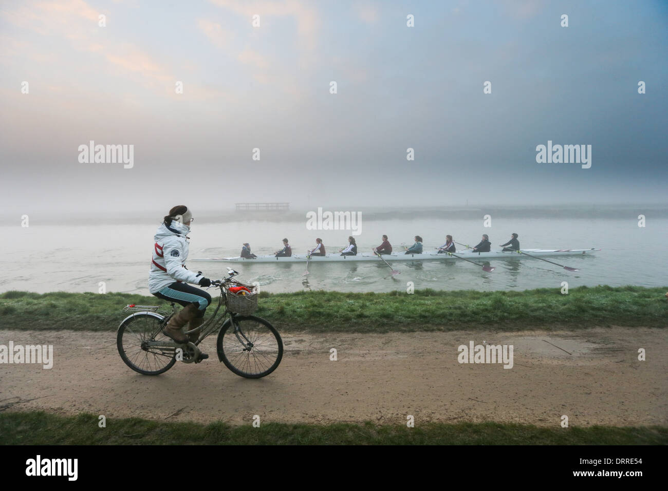 CAMBRIDGE UNIVERSITY STUDENT ROWERS ON THE RIVER CAM IN THE EARLY ...