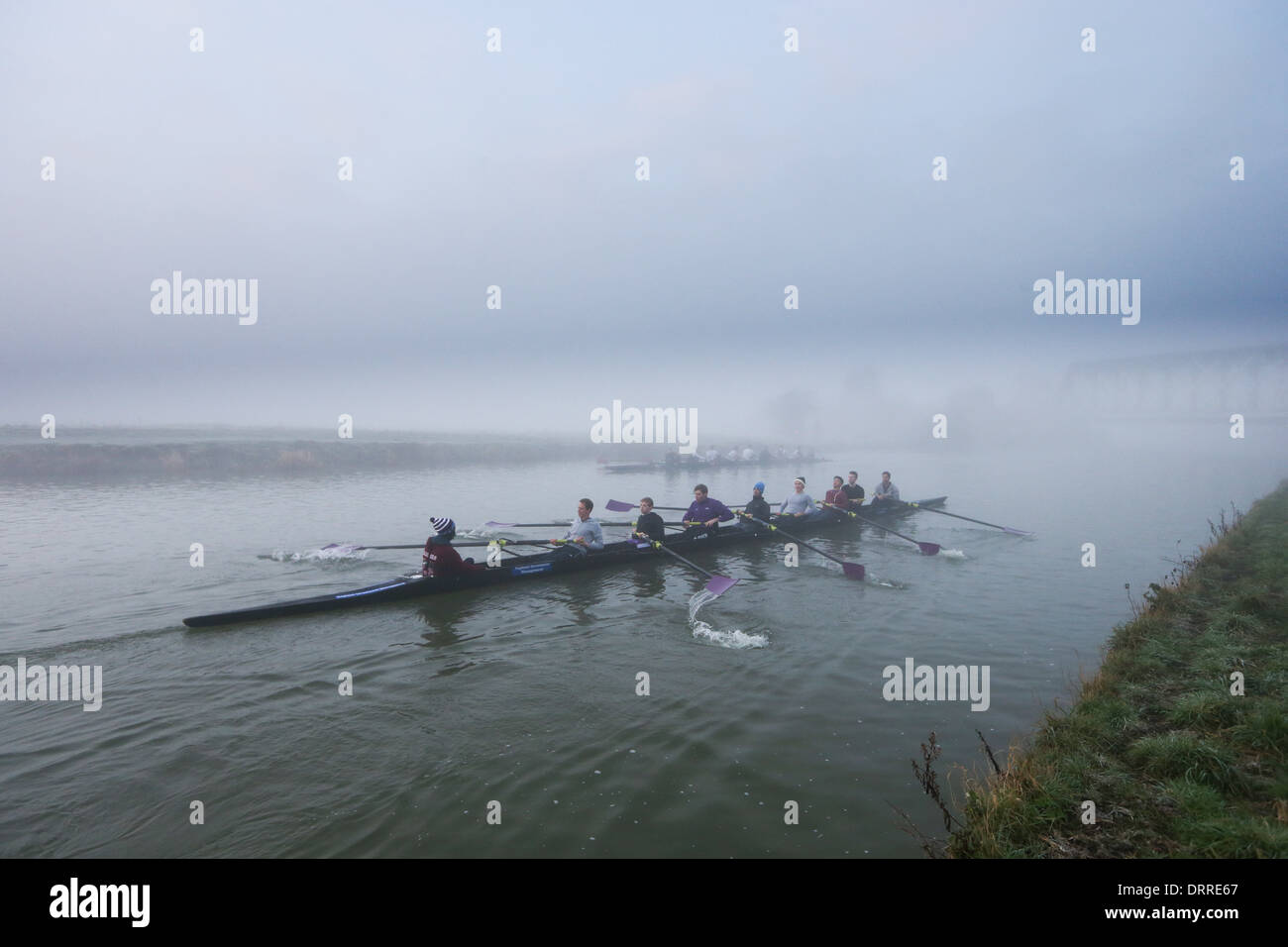 CAMBRIDGE UNIVERSITY STUDENT ROWERS ON THE RIVER CAM IN THE EARLY ...