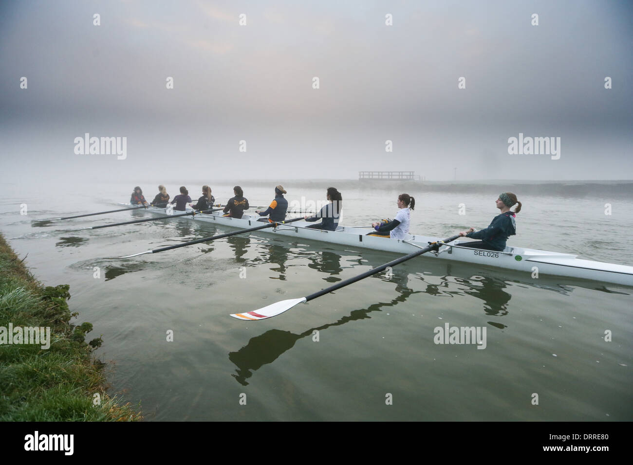 CAMBRIDGE UNIVERSITY STUDENT ROWERS ON THE RIVER CAM IN THE EARLY ...