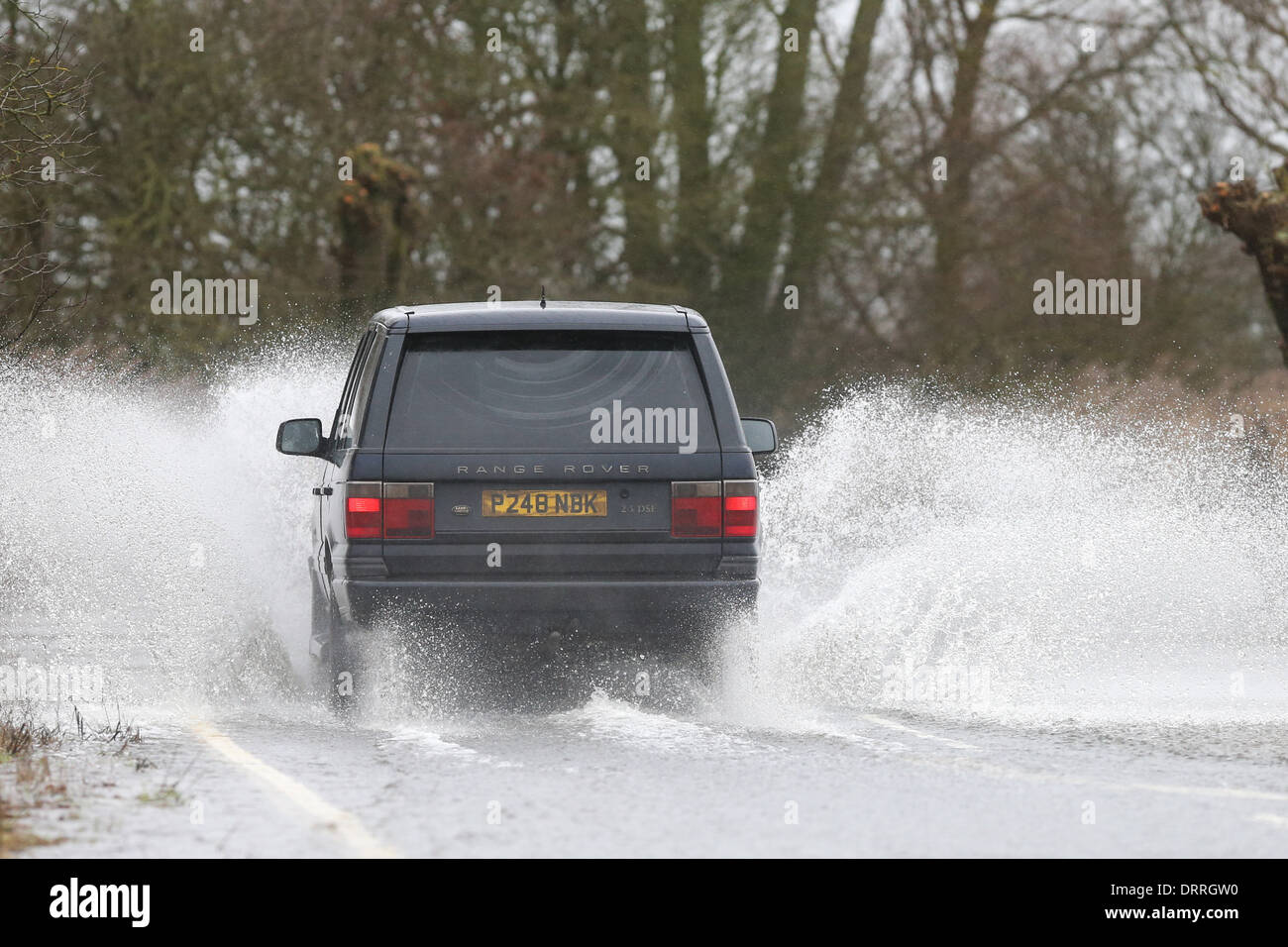 CARS DRIVING THROUGH FLOODED ROAD MAKING A SPLASH IN WELNEY ...