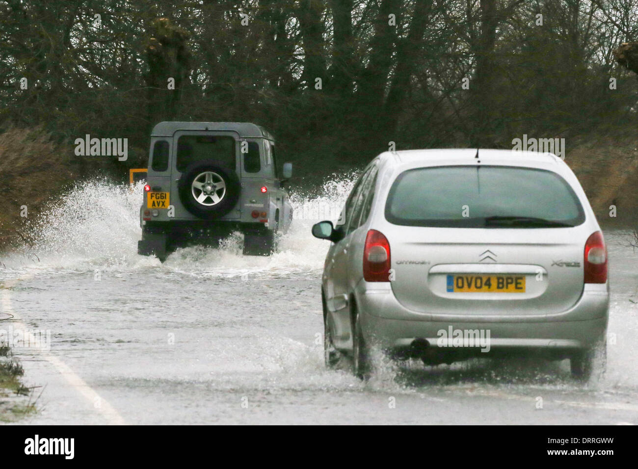 CARS DRIVING THROUGH FLOODED ROAD MAKING A SPLASH IN WELNEY ...