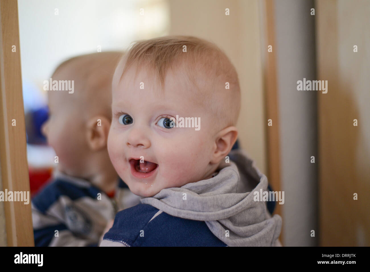 Baby in front of mirror hi-res stock photography and images - Alamy
