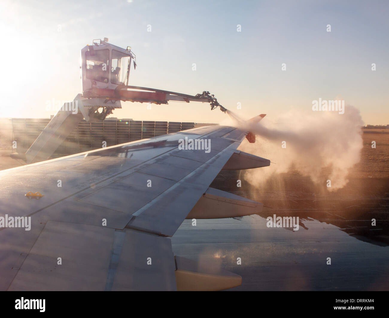 Airplane landing snow winter cold hi-res stock photography and images ...