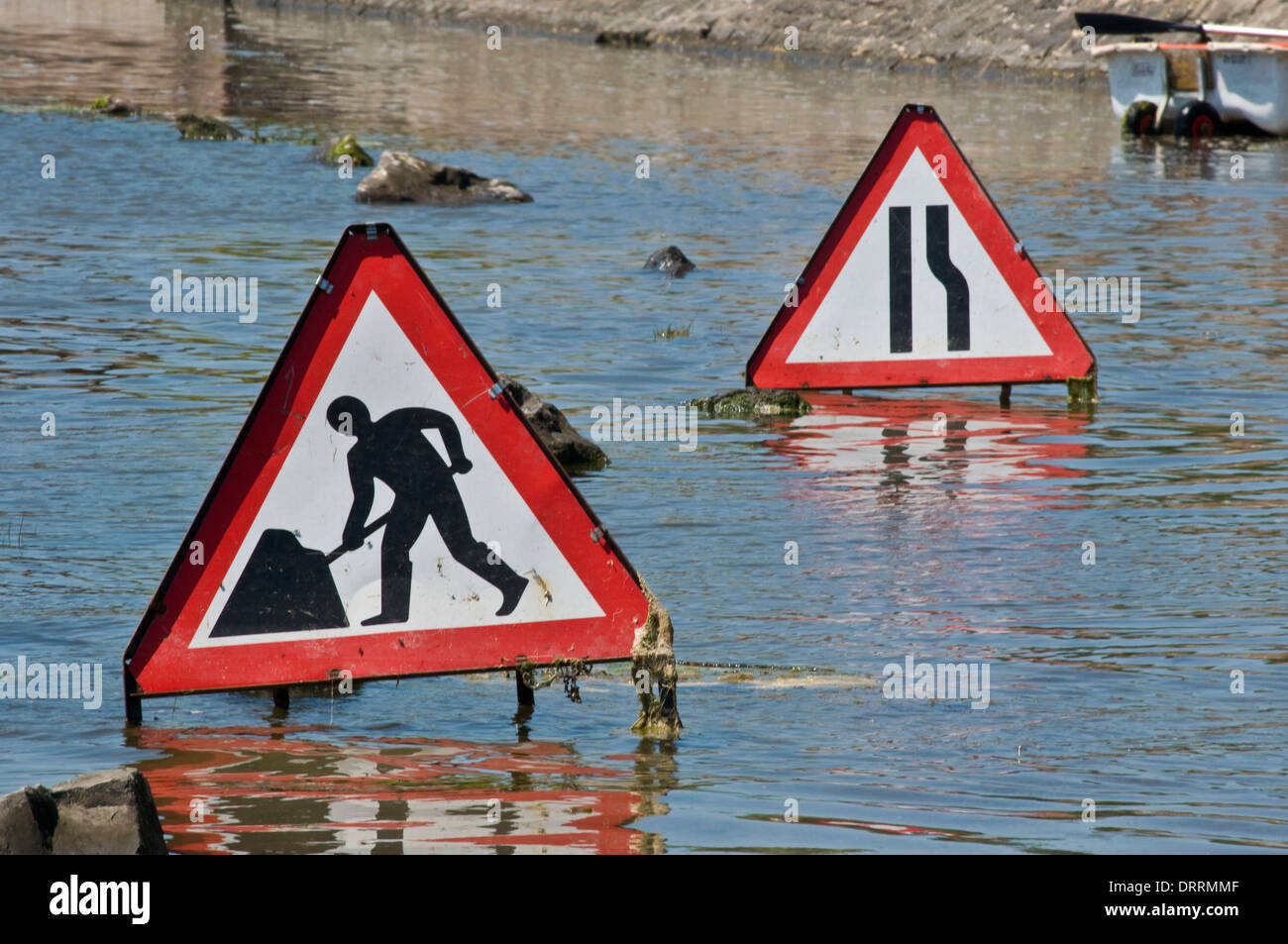 Sign on flooded road hi-res stock photography and images - Alamy