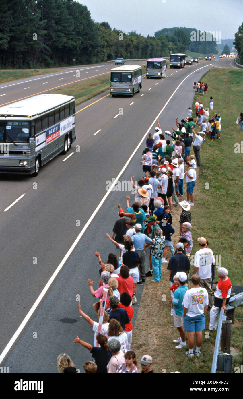 Campaign bus tour buses crowd signs hi-res stock photography and images ...