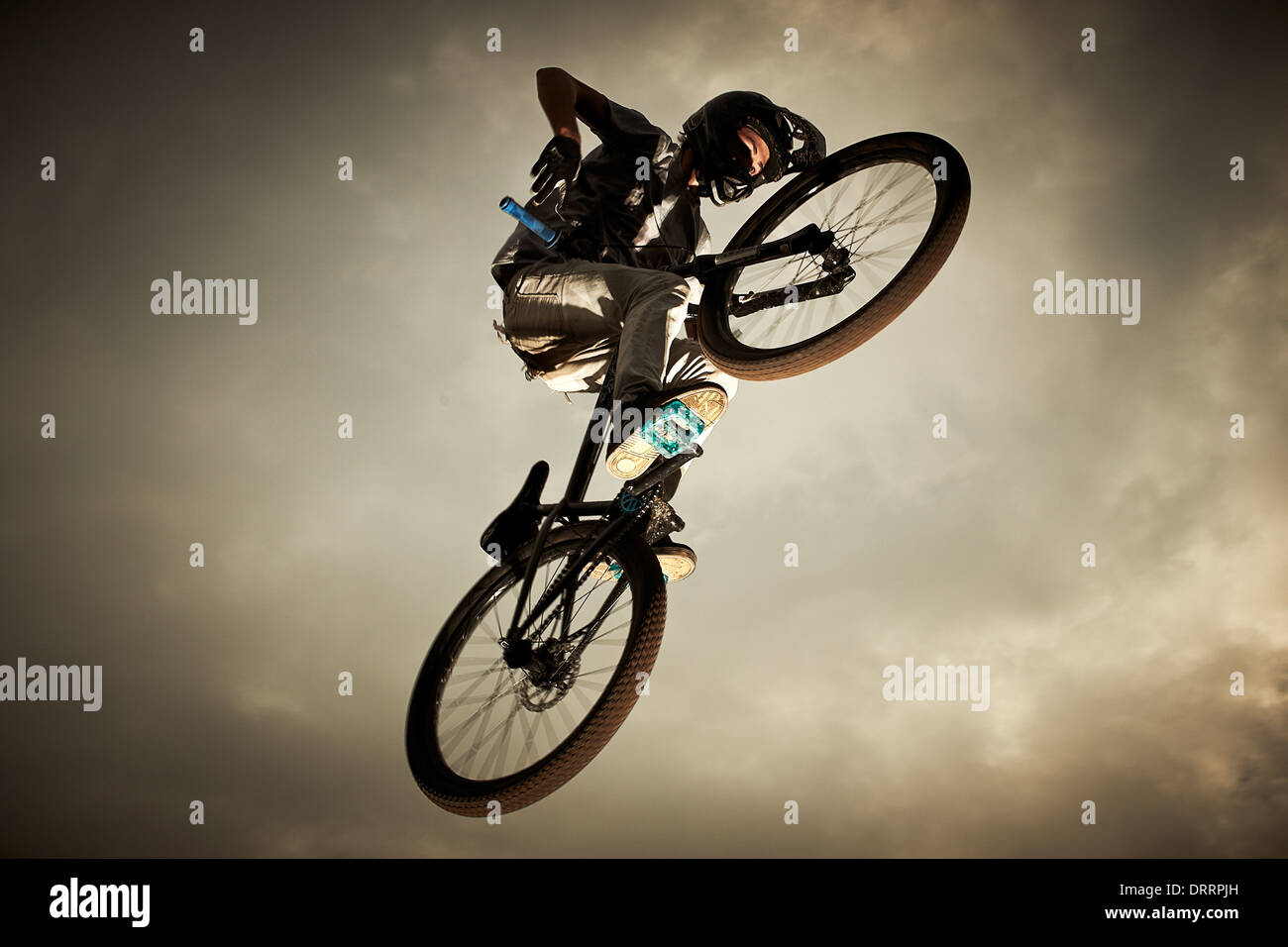 Young man flying on his bike: Dirt jump Stock Photo - Alamy