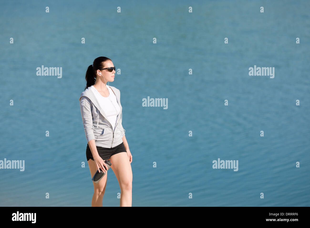 Fit woman beach summer hi-res stock photography and images - Alamy