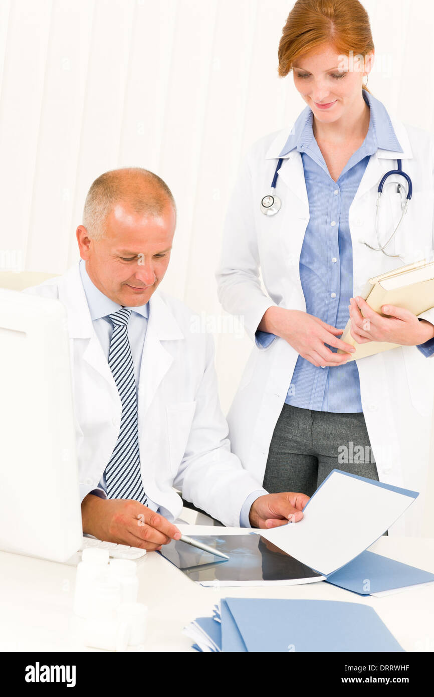 Doctors point hi-res stock photography and images - Alamy