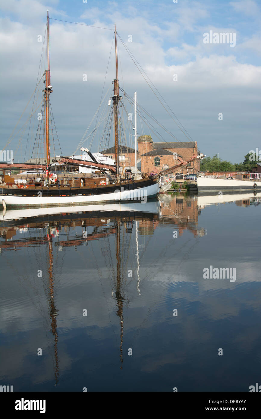 Sailing ship "Ruth" moored in Gloucester docks Stock Photo - Alamy