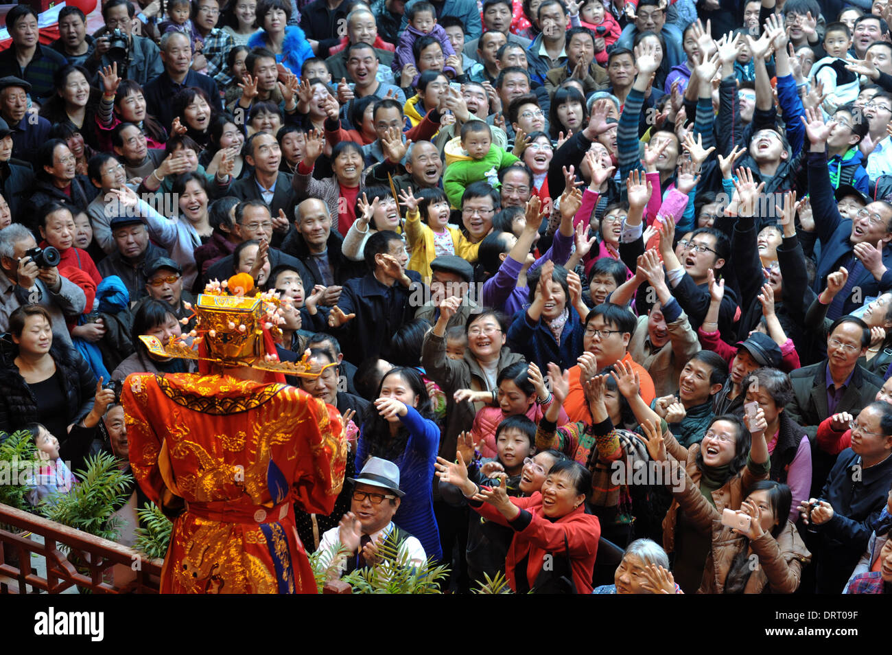 (140201) -- CHANGSHA, Feb. 1, 2014 (Xinhua) -- People enjoy Chinese ...