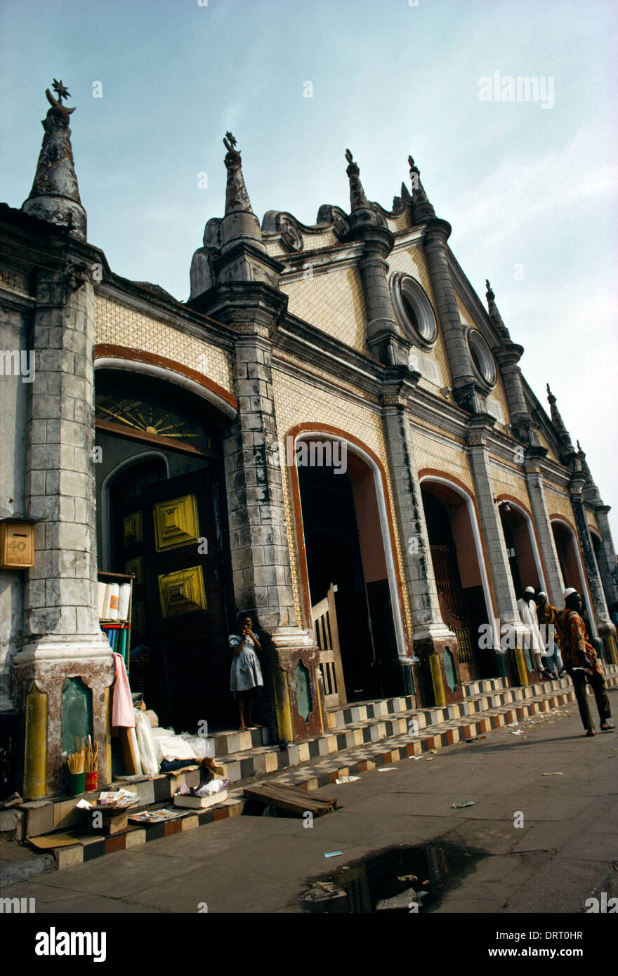 Lagos Nigeria People Outside Mosque Stock Photo - Alamy