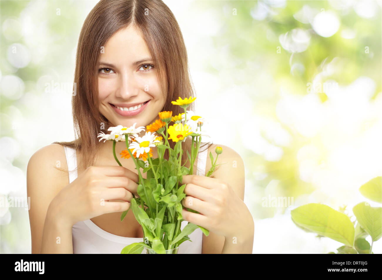 Girl daisies hi-res stock photography and images - Alamy