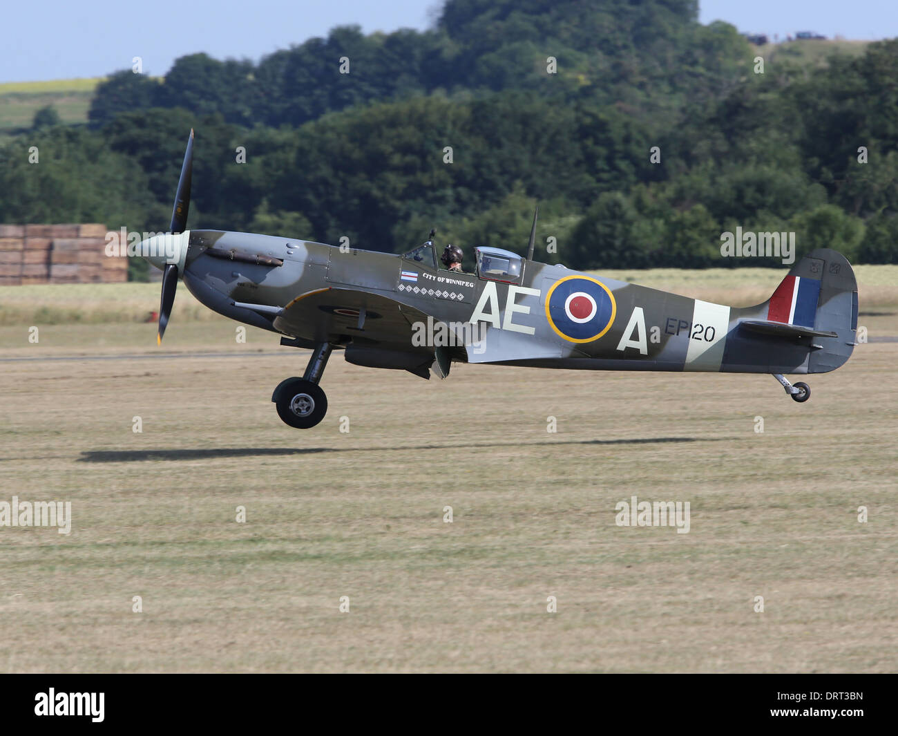 Supermarine Spitfire LF.Vb EP120 AE-A (G-LFVB) City of Winnipeg landing ...