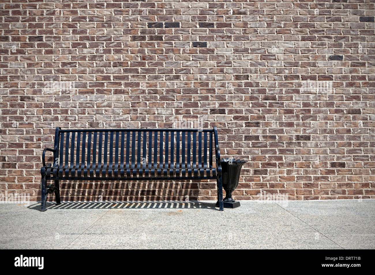 Horizontal bench hi-res stock photography and images - Alamy