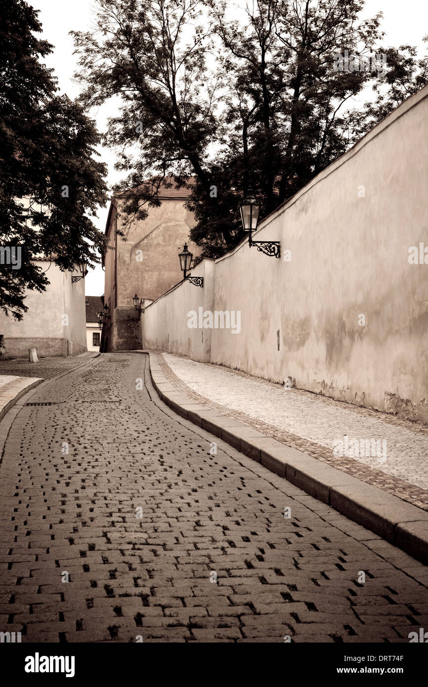 Small alley way hi-res stock photography and images - Alamy