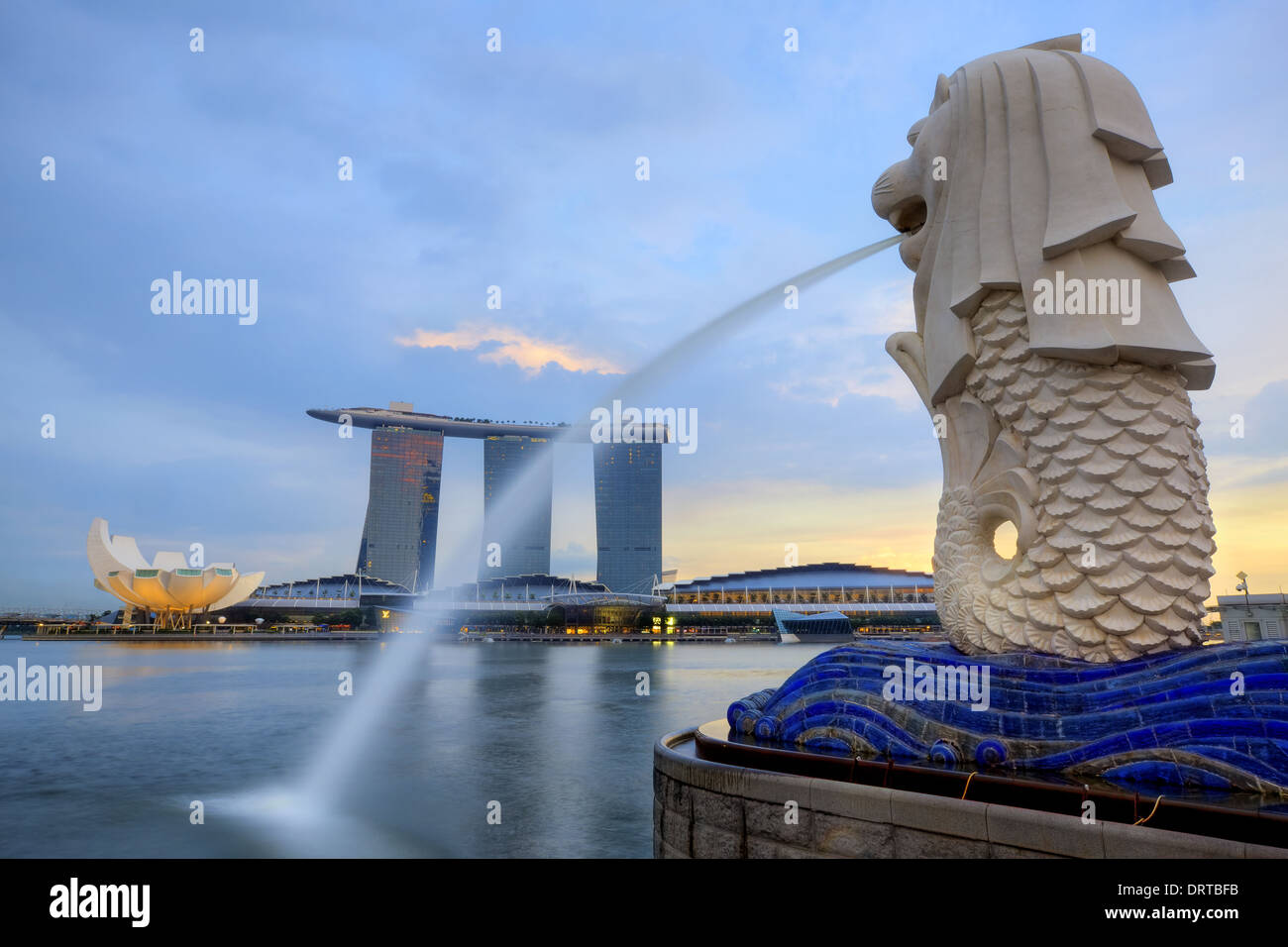 Singapore skyline tower hi-res stock photography and images - Alamy