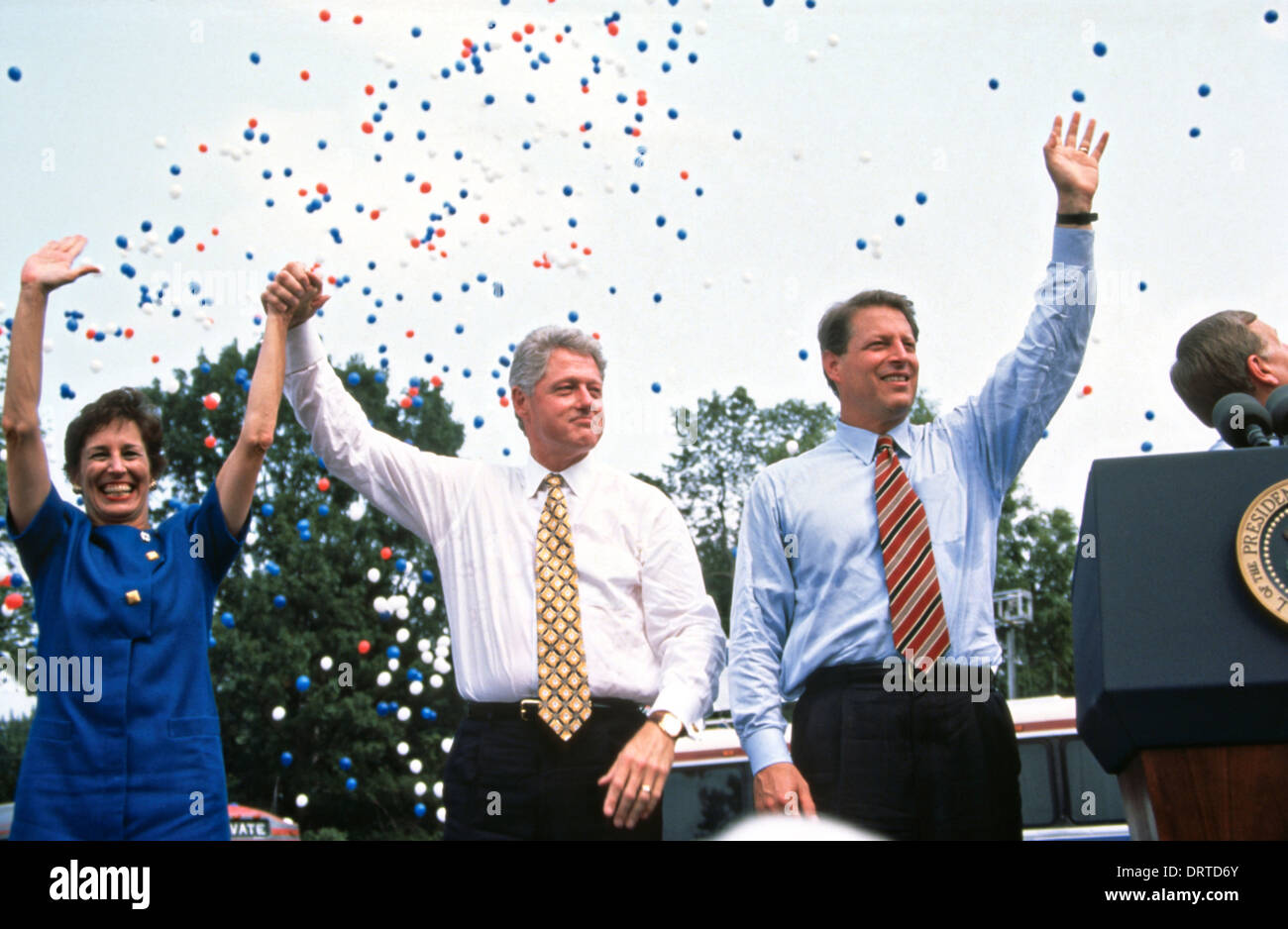 Us President Bill Clinton Signs Stock Photos & Us President Bill ...