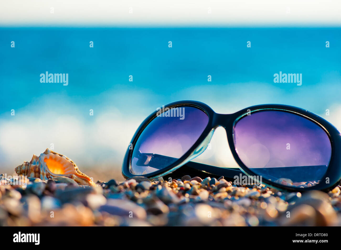 Black pebble shells hi-res stock photography and images - Alamy