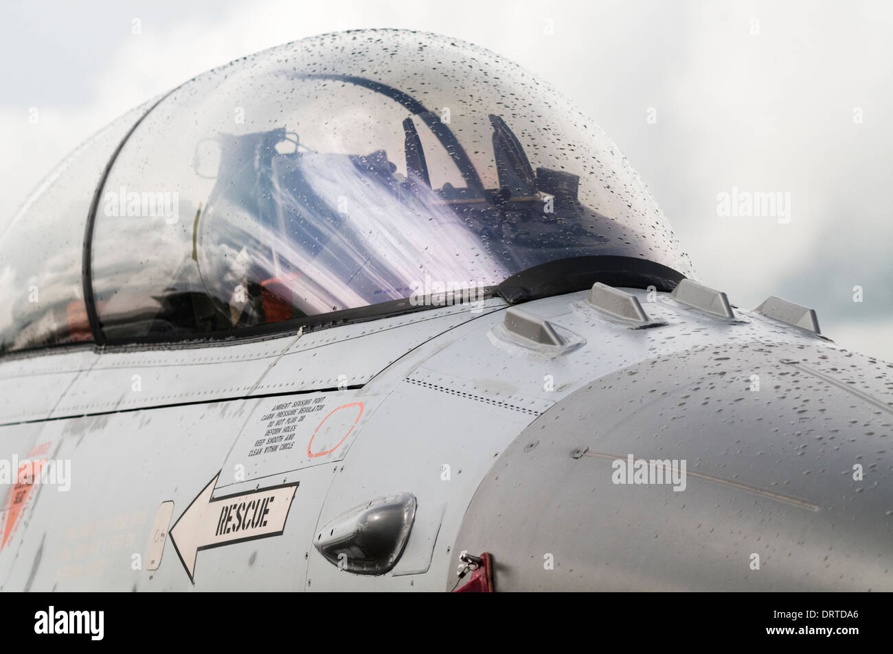 Side view f16 fighter aircraft hi-res stock photography and images - Alamy