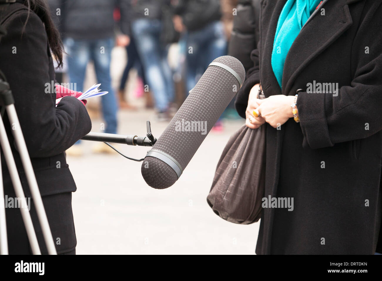 Reporter interview hi-res stock photography and images - Alamy
