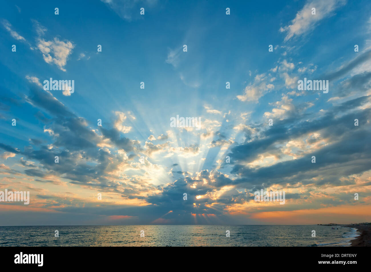 Setting sun over the sea hi-res stock photography and images - Alamy