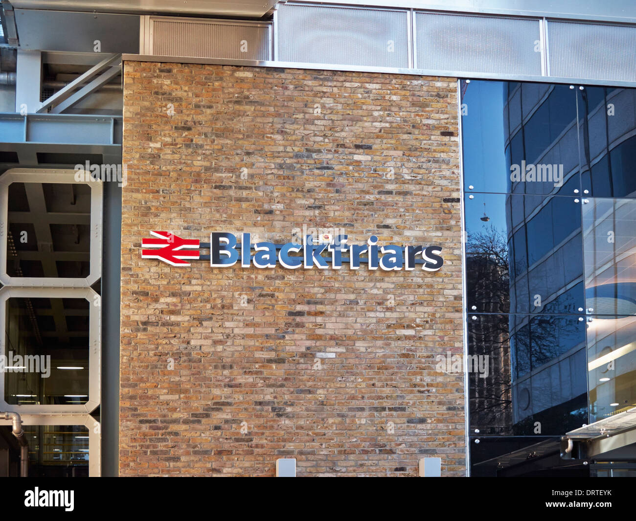 Blackfriars station sign hi-res stock photography and images - Alamy