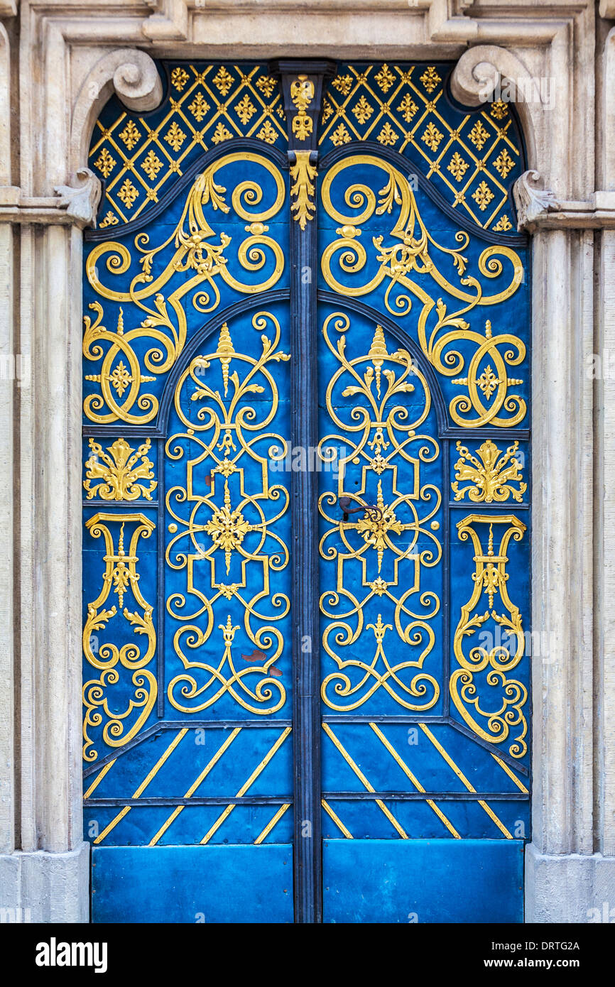 University entrance doors hi-res stock photography and images - Alamy