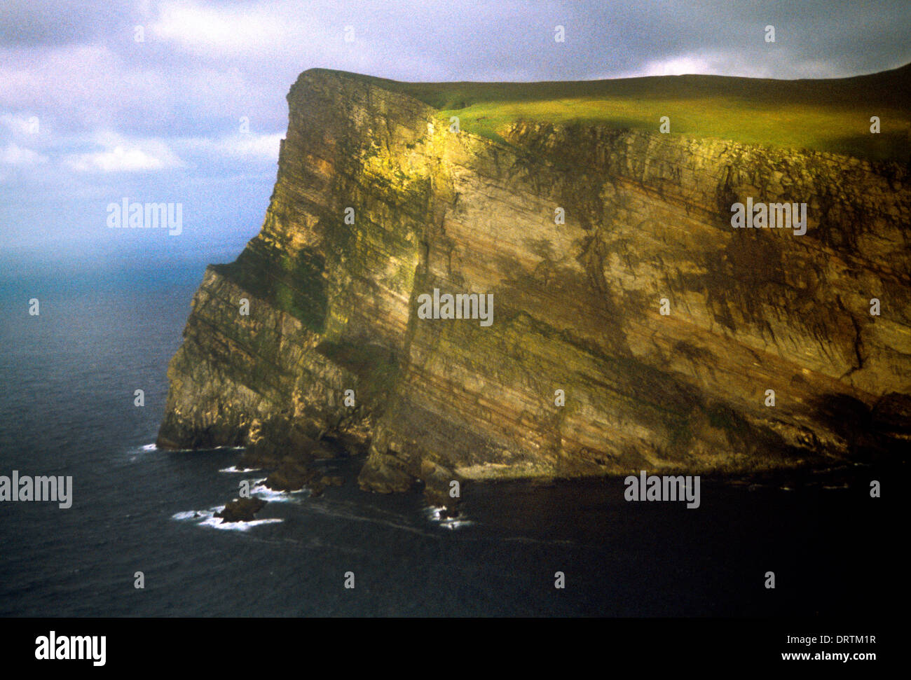 Foula cliffs hi-res stock photography and images - Alamy