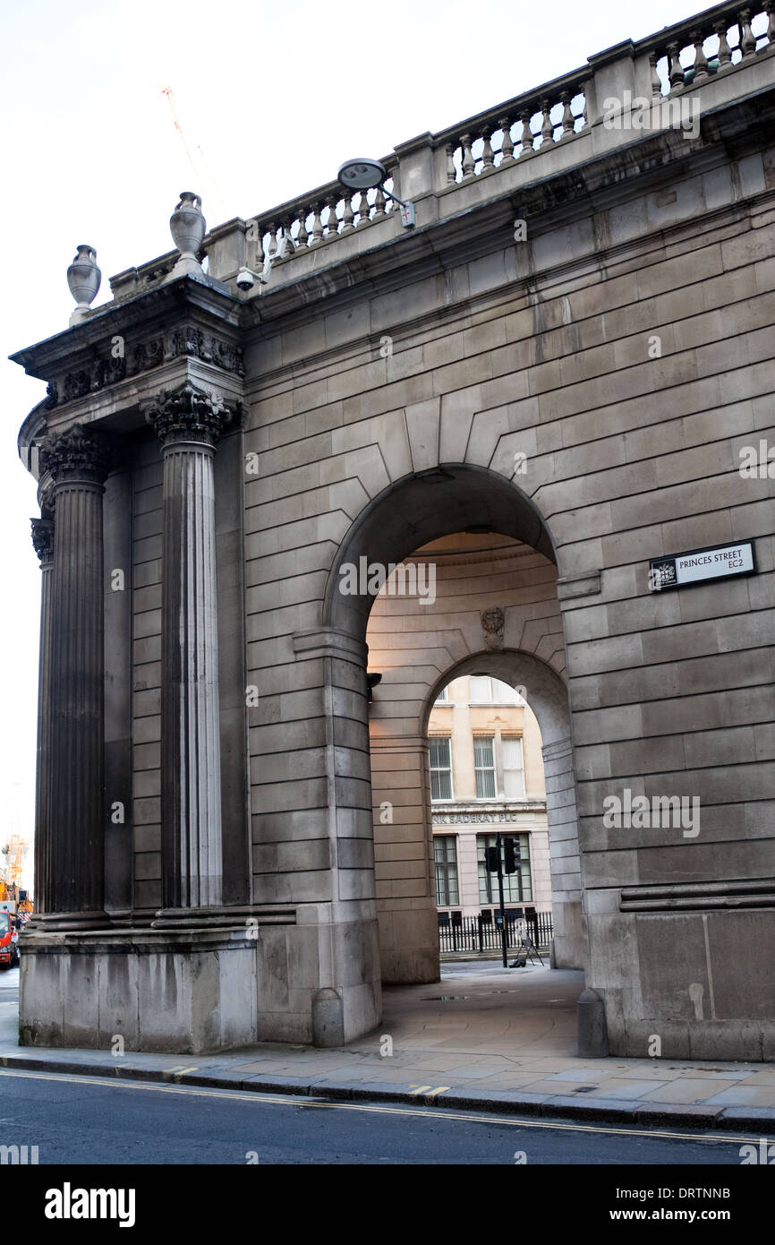Building with arches hi-res stock photography and images - Alamy
