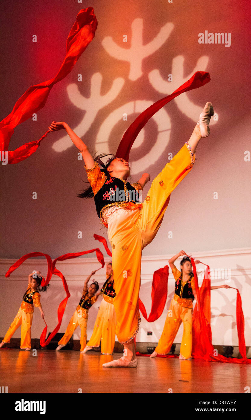 Chinese traditional dance hi-res stock photography and images - Alamy