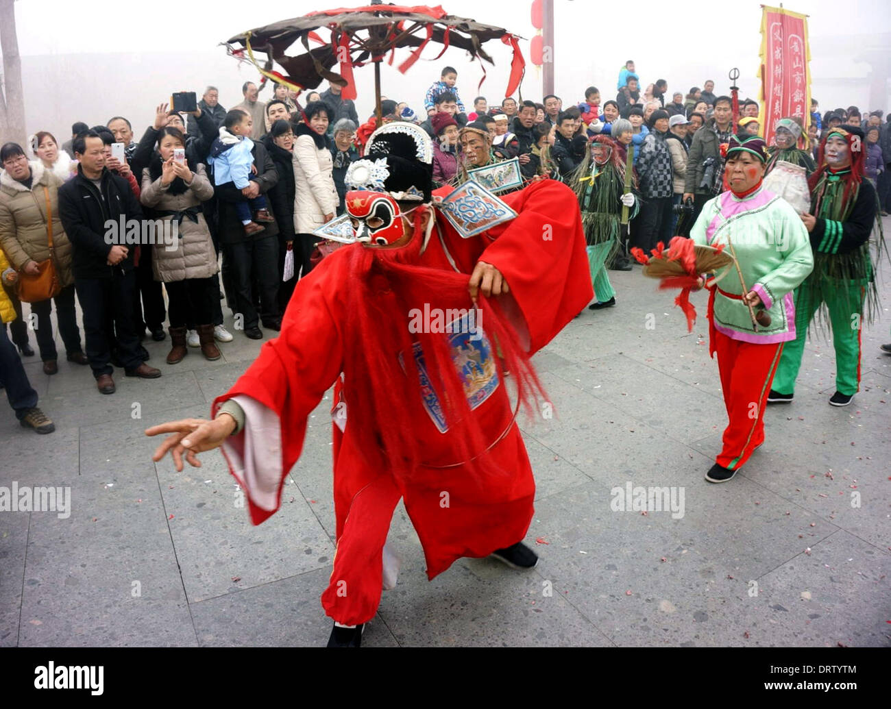 (140202) -- SHEXIAN(ANHUI PROVINCE), Feb. 2, 2014 (Xinhua) -- A folk ...
