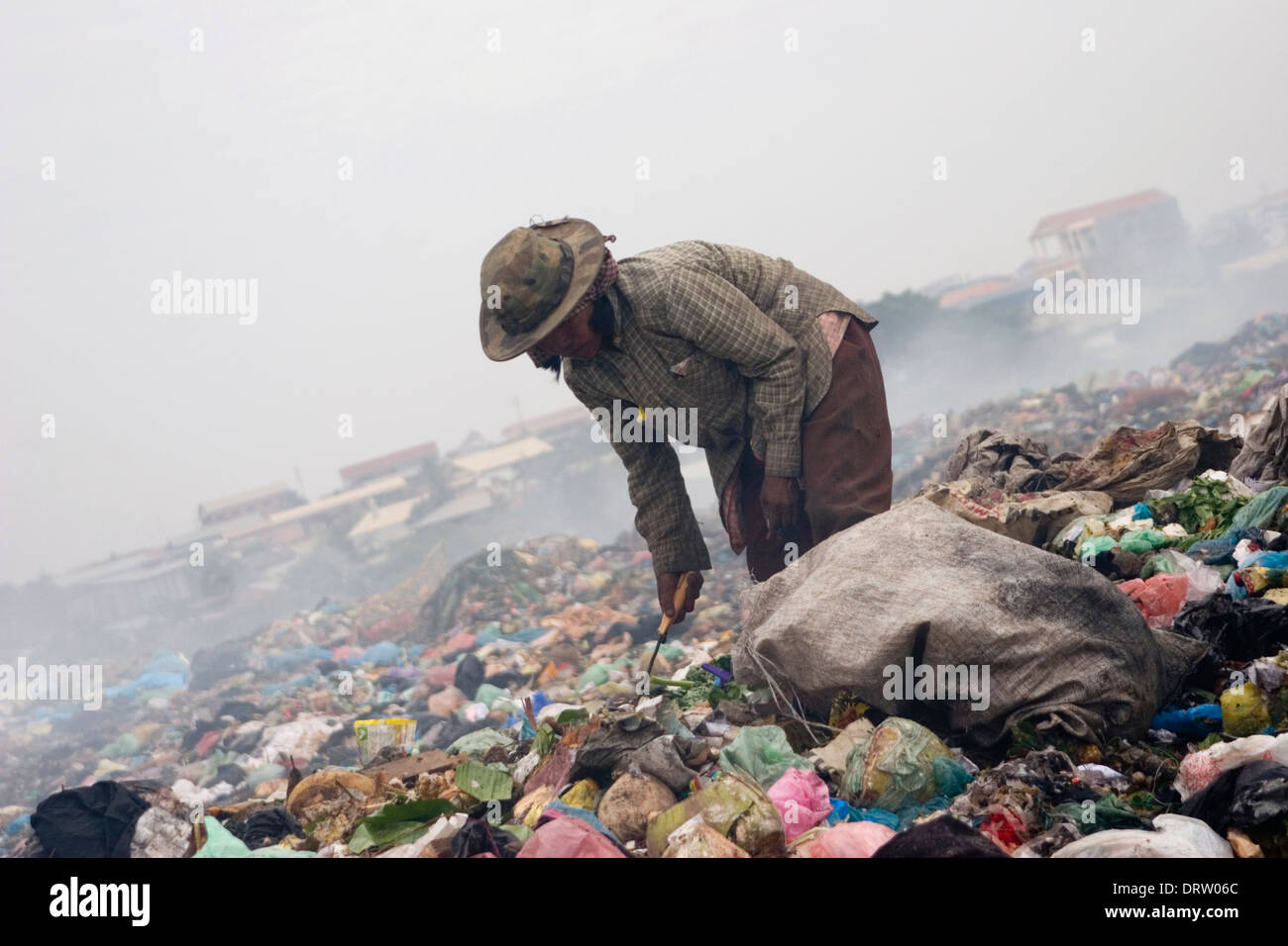 Asia recycling asia poverty human scavenger human scavengers hi-res ...