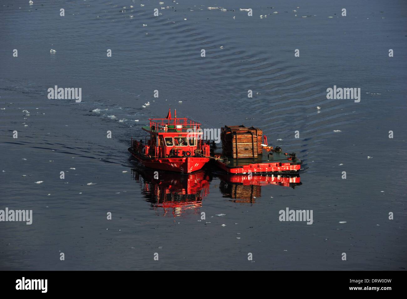 (140202) -- ABOARD XUELON , Feb. 2, 2014 (Xinhua) -- Waste is loaded ...