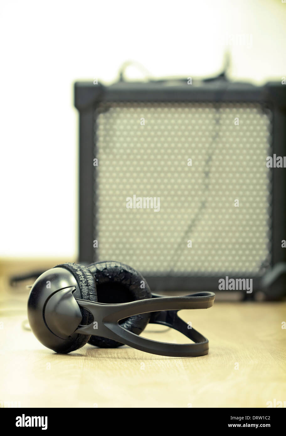 Antique headphones hi-res stock photography and images - Alamy